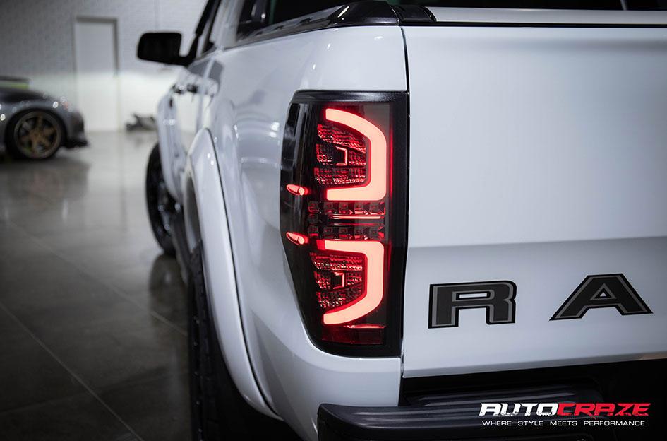 FORD RANGER MO970 GLOSS GREY CENTRE WITH BLACK LIP