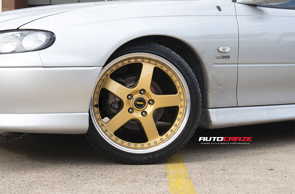 HOLDEN COMMODORE SIMMONS FR1 GOLD POLISH LIP